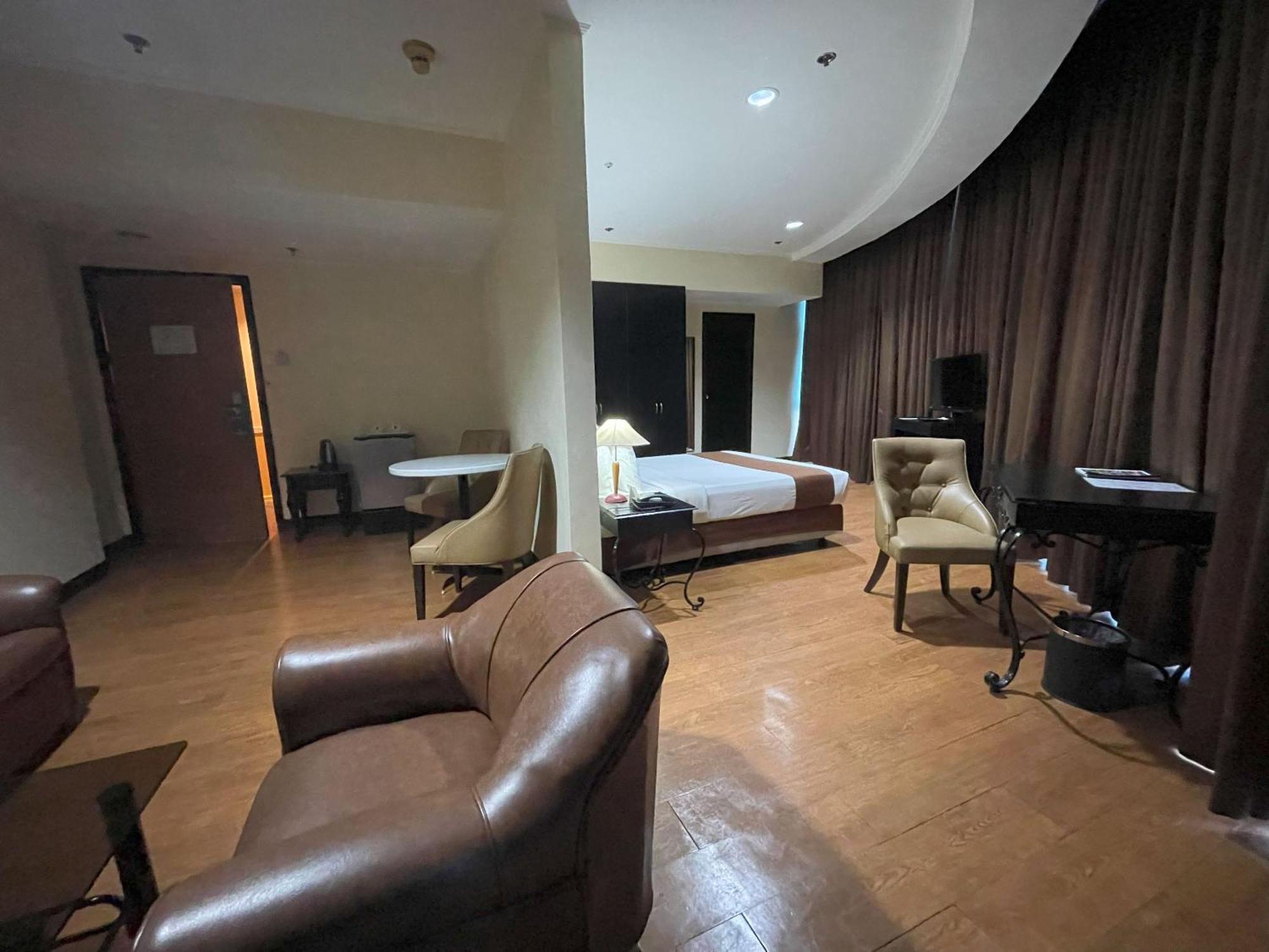 GOLDEN PEAK HOTEL & SUITES 3⋆ ::: CEBU, PHILIPPINES ::: COMPARE HOTEL RATES